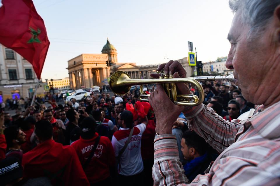 Трубач дядя Миша выступил для болельщиков из Марокко. «Бумага»